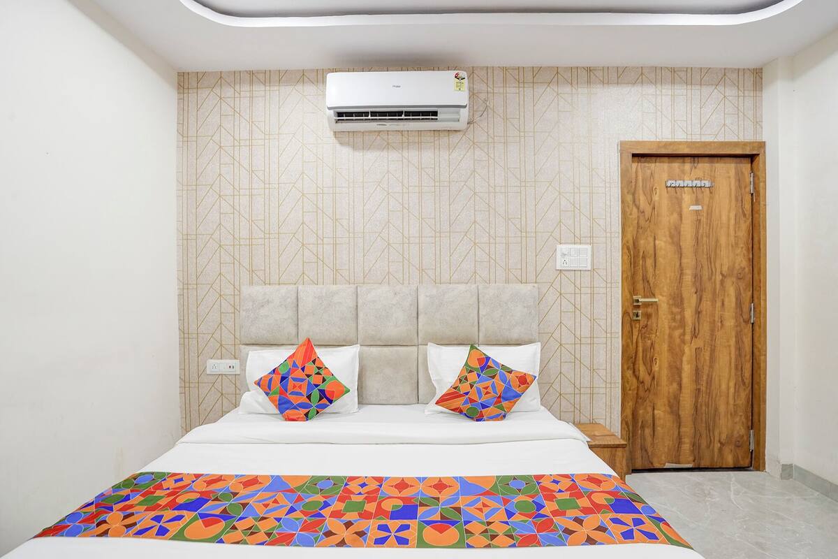 Quarto Deluxe | Lençóis de algodão egípcio, roupa de alta qualidade, cofre no quarto