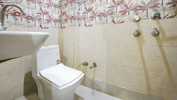 Um polibã, um chuveiro fixo, artigos de higiene pessoal grátis