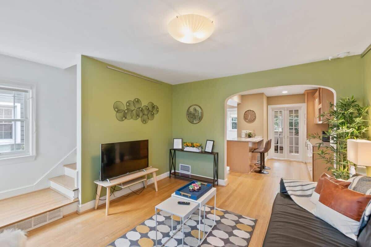 Beautiful 3br 2ba Colonial House By Cozysuites - Alexandria, VA