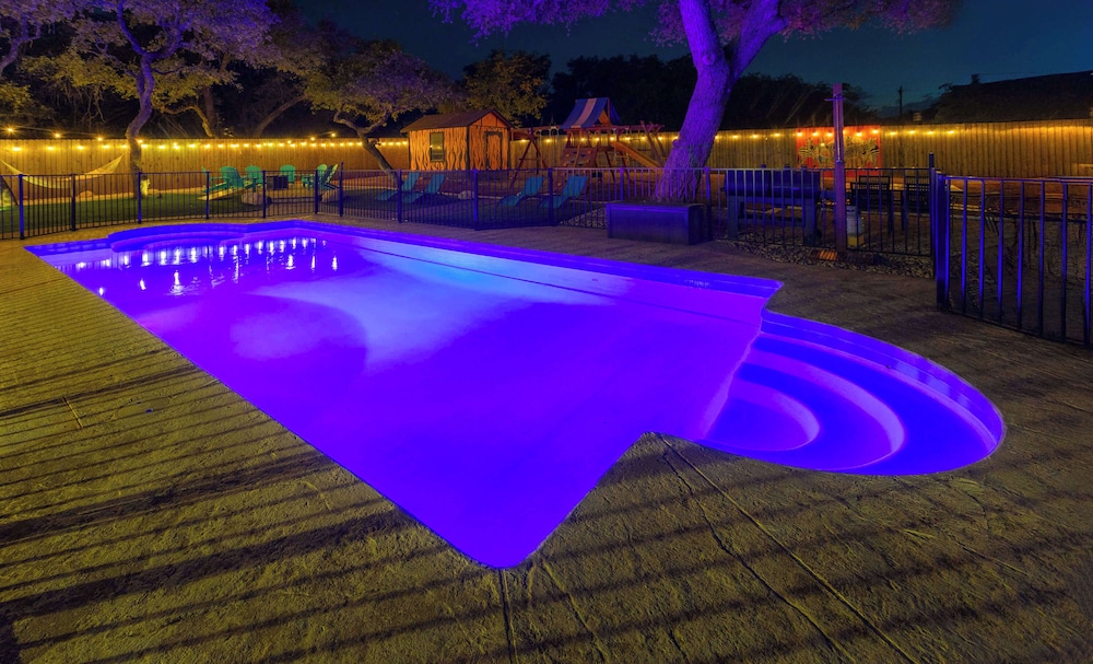 Jungle Haven, Heated Pool, Fun For 12 - Johnson City, TX