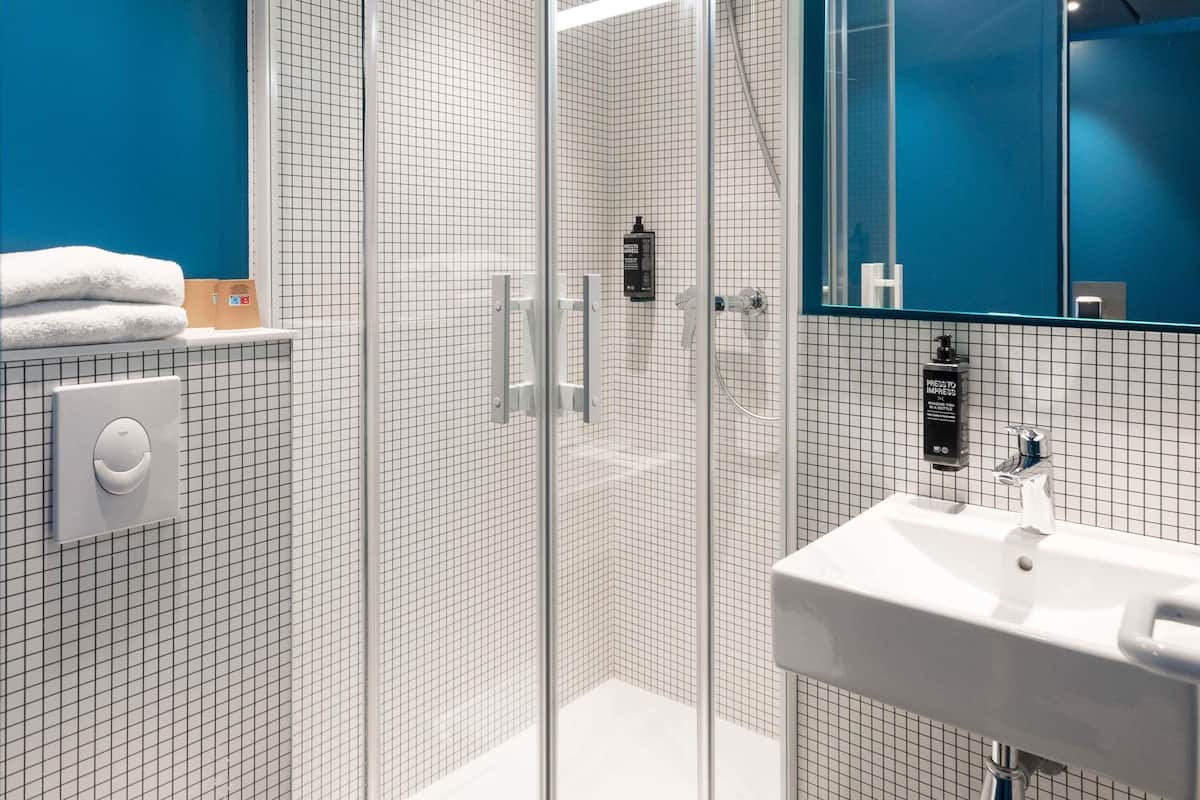 Quartos à prova de som, Wi-Fi de cortesia, roupa de cama