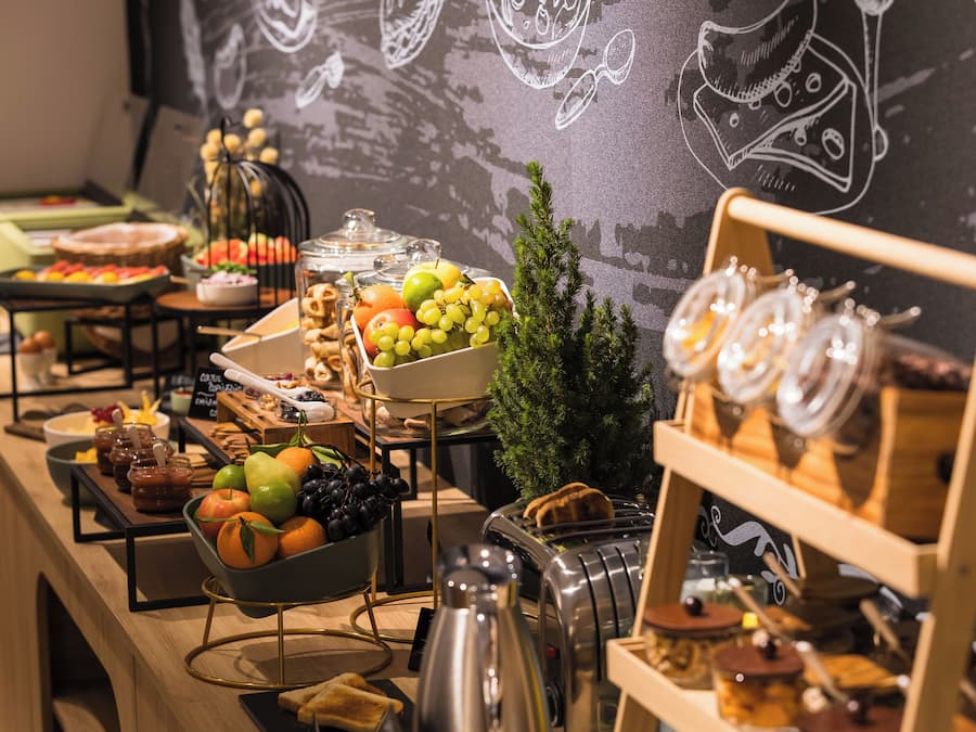 Pequeno-almoço tipo buffet diário (90 RON por pessoa)