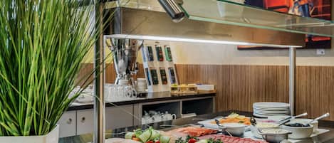 Pequeno-almoço tipo buffet diário mediante uma taxa