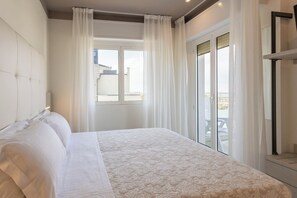 Cofre no quarto, roupa de cama fornecida 