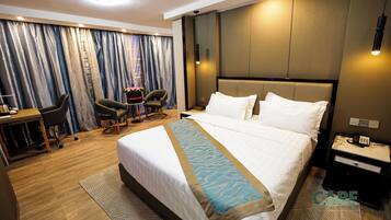 Quarto Duplo Deluxe, varanda, Vista para a cidade | Quartos insonorizados, ferro/tábua de engomar, Wi-fi grátis