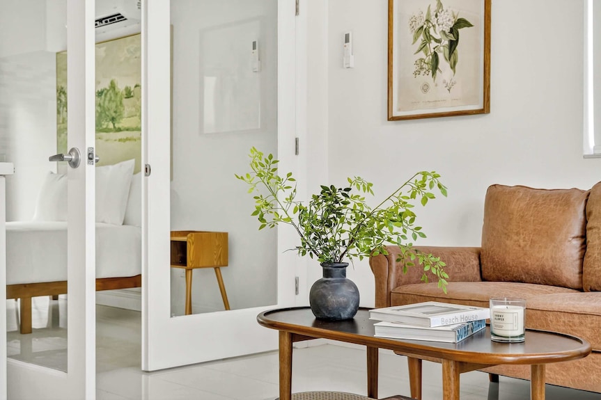 Sleek Kitchenette & Queen Bed - Fort Lauderdale