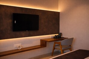 Luxury Pool View Room With Bathtub | Roupas de cama antialérgicas, edredons de pluma