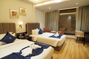 Quarto Premium, 2 camas individuais | Secretária, secretária adequada para computadores portáteis