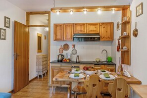 Apartamento Standard, 1 quarto (Studio Valleverde 11D Ski In Ski Out) | Cozinha privada | Um frigorífico, um micro-ondas, uma placa de cozinha 