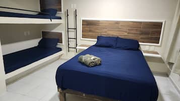 Quarto Quádruplo Clássico | Wi-fi grátis, roupa de cama fornecida