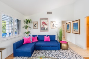Casa, várias camas (Flamingo Bayou B Right Side) | Sala de estar
