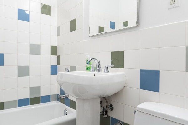 2 Bed Apt Ideally Located In Ues Of Manhattan - Whitestone - Queens NY