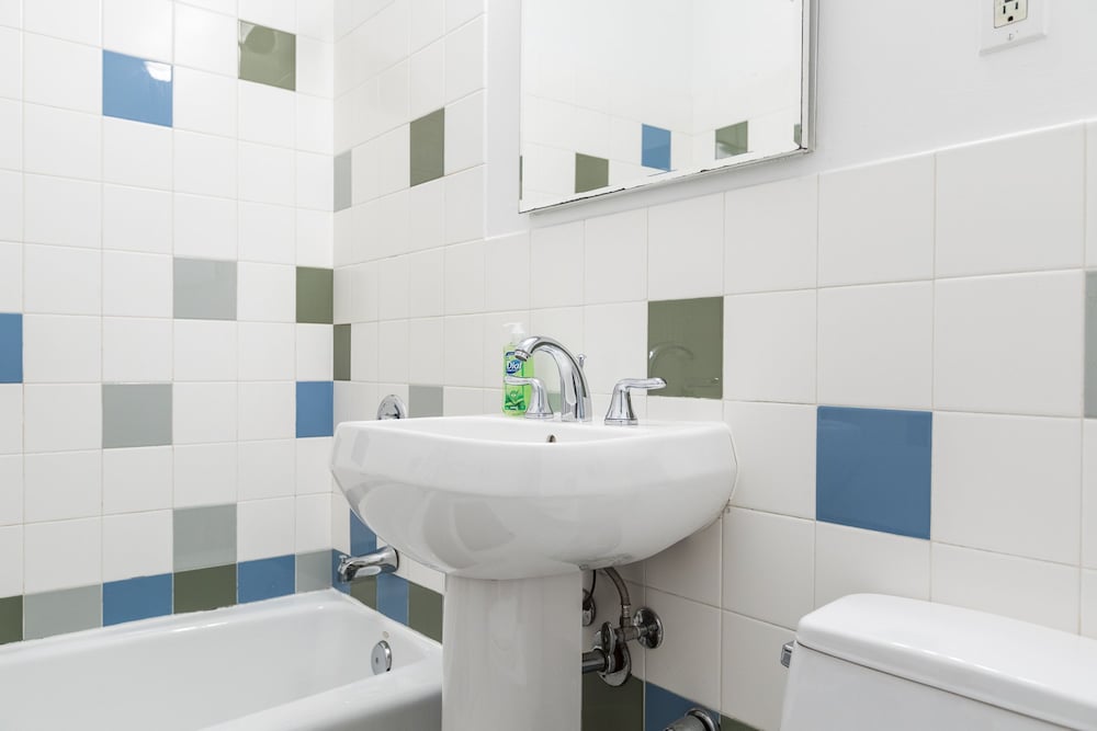 2 Bed Apt Ideally Located In Ues Of Manhattan - Yorkville - Manhattan