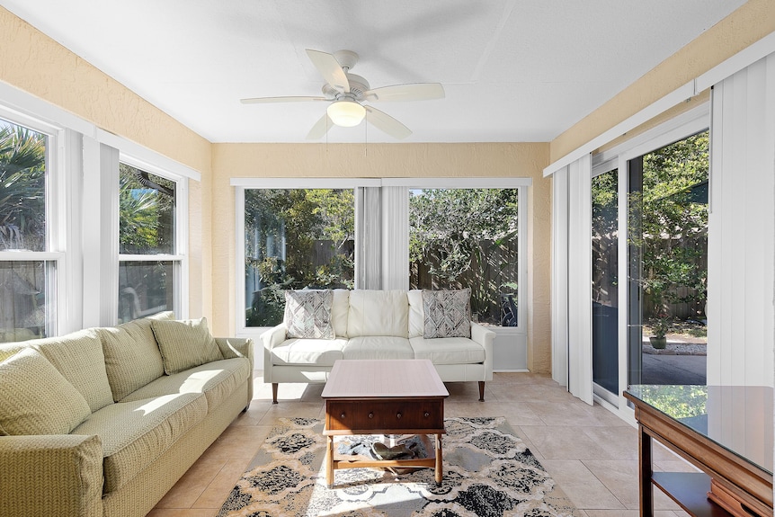️Pet Friendly | Close To Beach And Eats | Beachside Bungalow️ - New Smyrna Beach, FL
