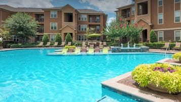 Piscina exterior, espreguiçadeiras