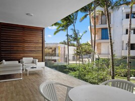 Condo conforto, vista parcial para o oceano | Opções para refeição ao ar livre