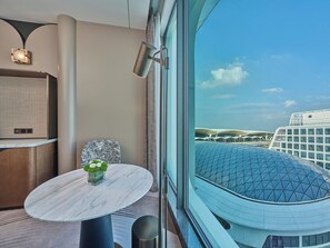 Edredons de pluma, cofres nos quartos, escrivaninha, cortinas blackout