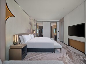 Suíte luxo, 1 cama King | Edredons de pluma, cofres nos quartos, escrivaninha, cortinas blackout