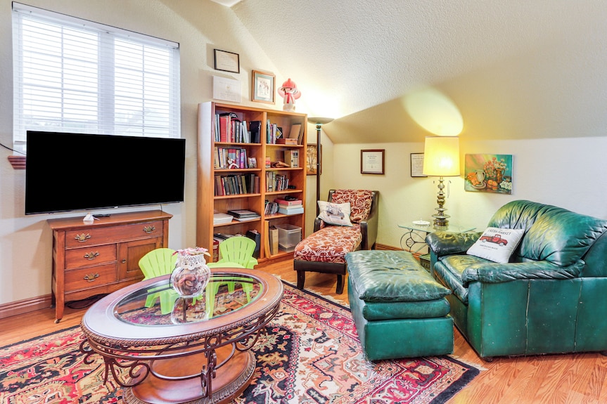 Near Hiking & Biking: Pet-friendly Rogers Getaway! - Lowell, AR