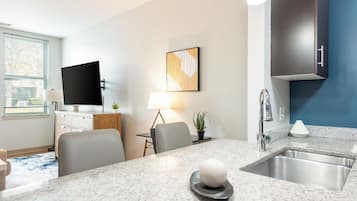 Um frigorífico, uma cafeteira/bule