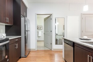 Apartamento (1 Bedroom) | Cozinha privada | Uma cafeteira/bule, um frigorífico, um micro-ondas, um forno