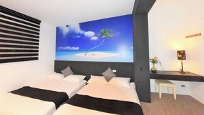 Quarto com duas camas, um grande mural na parede com cena de praia, mesa de cabeceira com abajur e um banquinho.