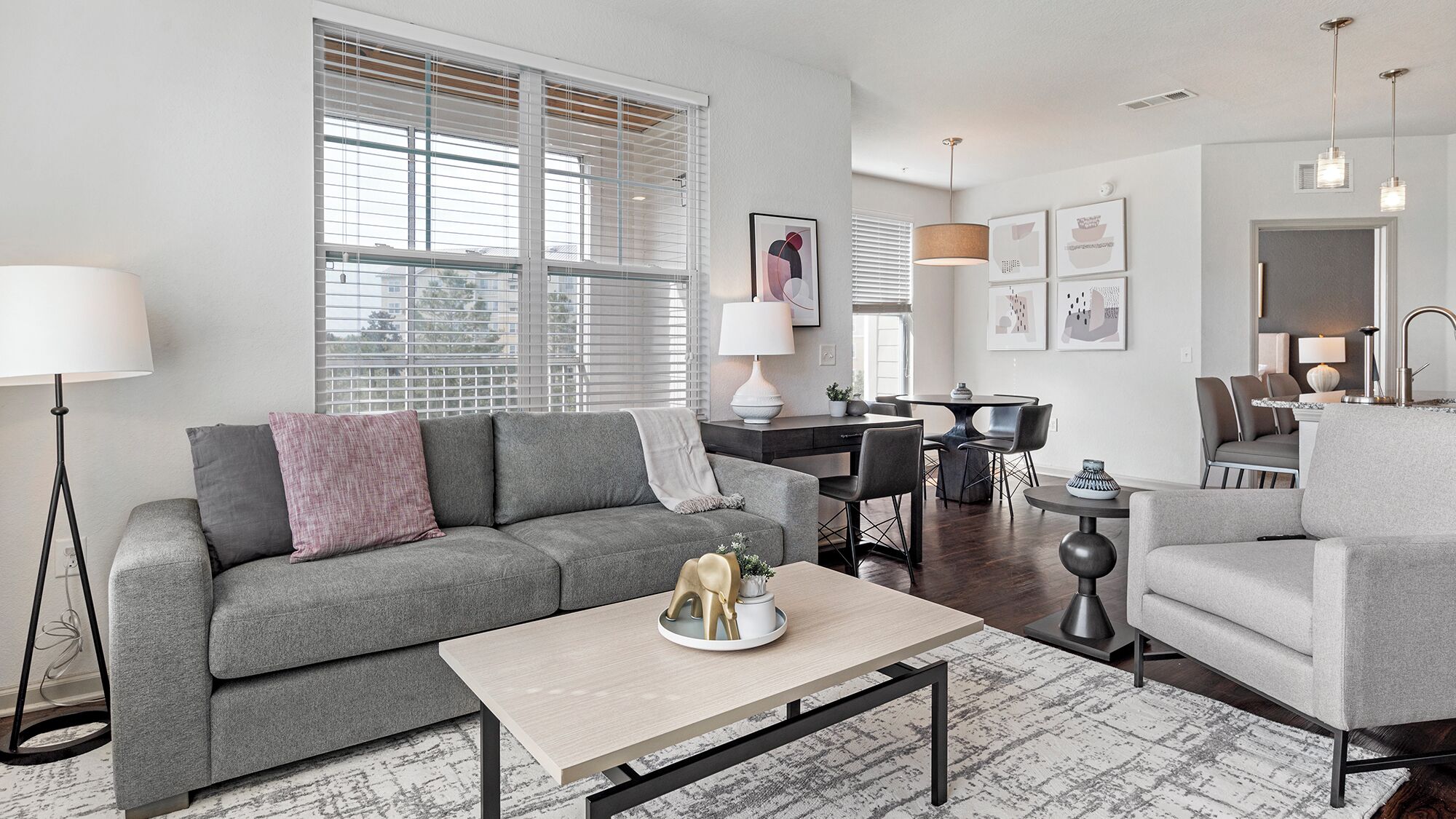 Apartamento (2 Bedrooms) | Área de estar | TV 50 polegadas com canais digitais