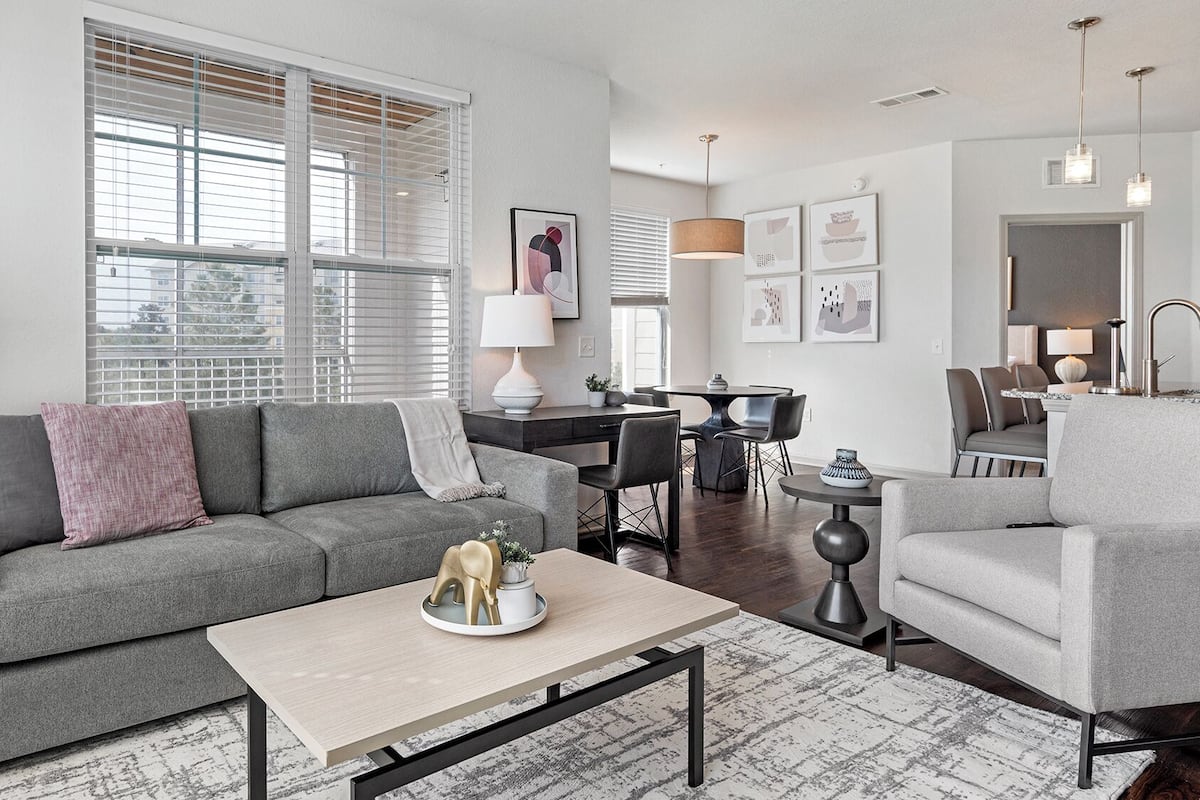 Apartamento (2 Bedrooms) | Área de estar | TV 50 polegadas com canais digitais