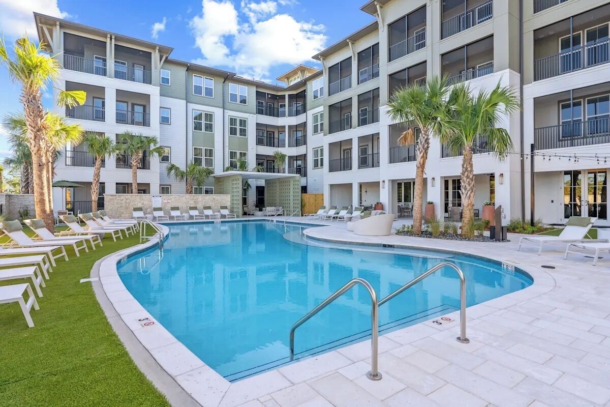 Piscina exterior, espreguiçadeiras 