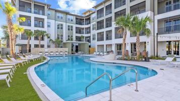 Piscina exterior, espreguiçadeiras