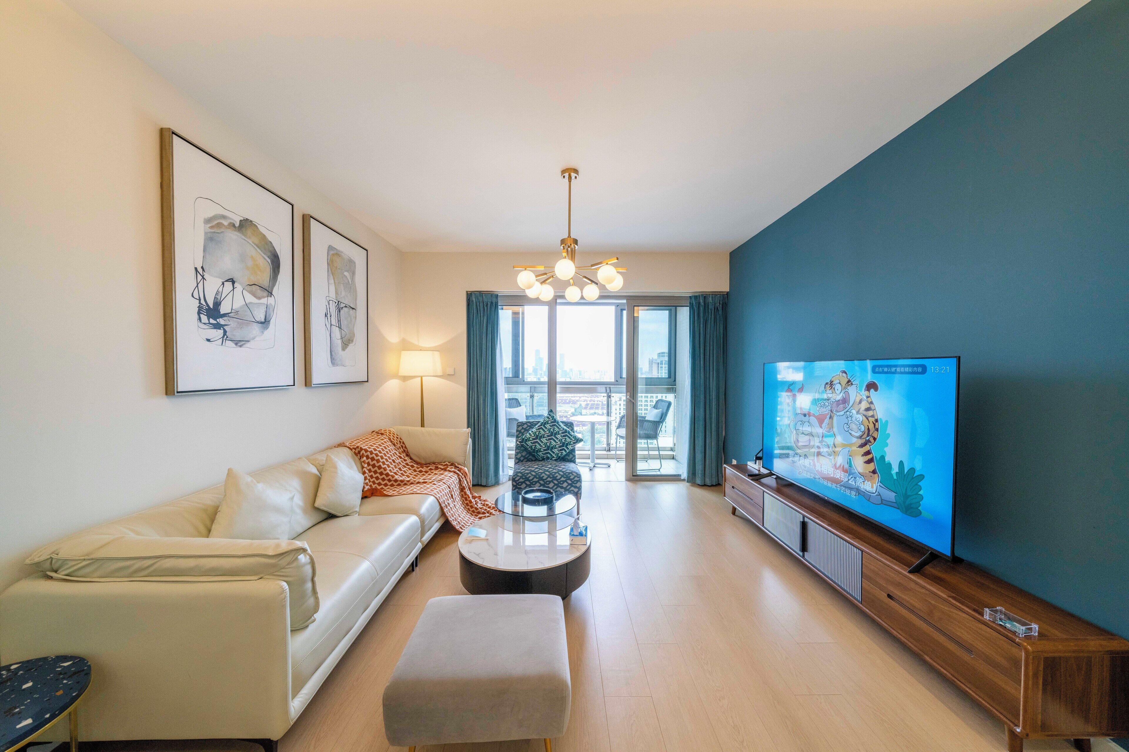 Apartamento superior, 3 quartos, sacada, vista para a cidade | Sala de estar | Smart TV