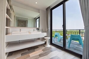 Casa de banho moderna com um espelho grande, duas pias e vista para a varanda.