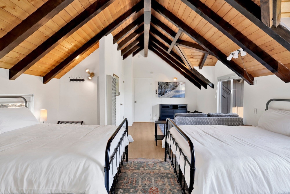 Round Rock Lodge at Big Bear | Boulder Bay Modern Retreat w/ Pool Table ...