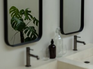 Um polibã, um secador de cabelo, toalhas fornecidas, sabão 