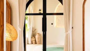 Suite de Luxo, 1 cama king-size, banheira de hidromassagem grande | Cofre no quarto, cortinas/cortinados opacos, ferro/tábua de engomar