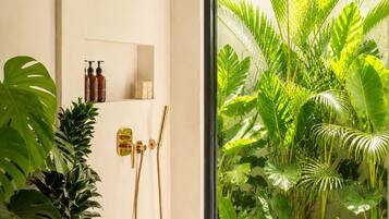 Suíte superluxo, 1 cama King, banheira de imersão | Banheiro | Chuveiro, secador de cabelo, roupões de banho, toalhas de banho