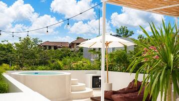 Apartamento de Luxo, 1 cama king-size, banheira de hidromassagem grande, vista para a piscina | Terraço/pátio interior