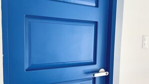 Uma porta azul com maçaneta e fechadura.