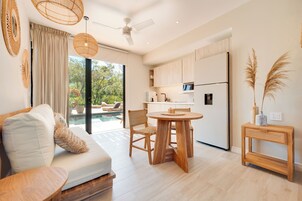 Estúdio, 1 cama King, cozinha americana, vista para o jardim | Cozinha privada | Geladeira grande, micro-ondas, cooktop, máquina de café expresso