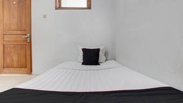 Quarto Individual | Secretária, roupa de cama fornecida