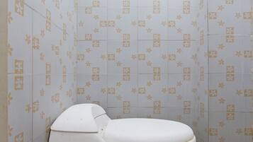 Quarto Duplo Deluxe | Casa de banho | Um polibã, toalhas fornecidas