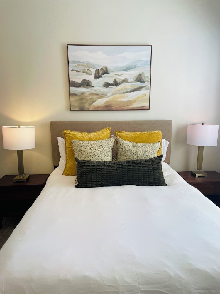 Designer-built cottage near the beach with resort-style amenities ...