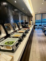 Pequeno-almoço continental diário mediante uma taxa 