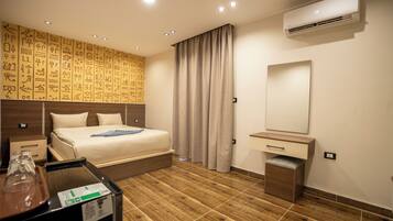 Minibar com produtos grátis, com decoração personalizada