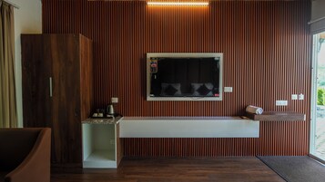 Quarto Duplo Deluxe, vista para o jardim | Secretária, secretária adequada para computadores portáteis