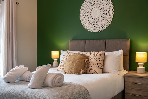 Comfortable 4-bed Home With Free Parking Wales - South Wales