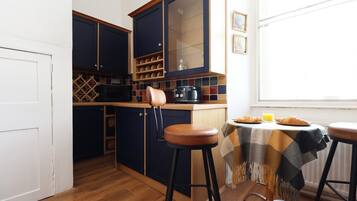 Apartamento (Spacious 3BR Flat in Cowbridge Centre) | Cozinha privada | Utensílios de cozinha