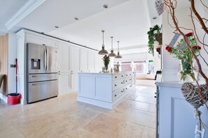 Casa (Modern 5-Bed Retreat with Parking) | Cozinha privada