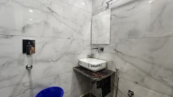 Quarto solteiro luxo | Banheiro | Toalhas de banho, sabonete, shampoo, papel higiênico