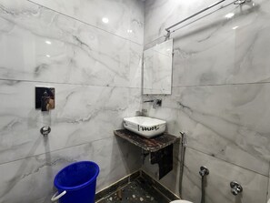 Quarto solteiro luxo | Banheiro | Toalhas de banho, sabonete, shampoo, papel higiênico